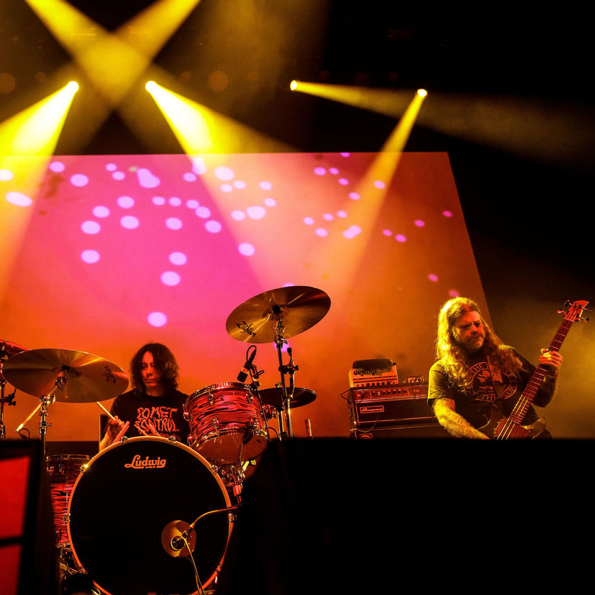 Earthless Songs streamen | RTL+