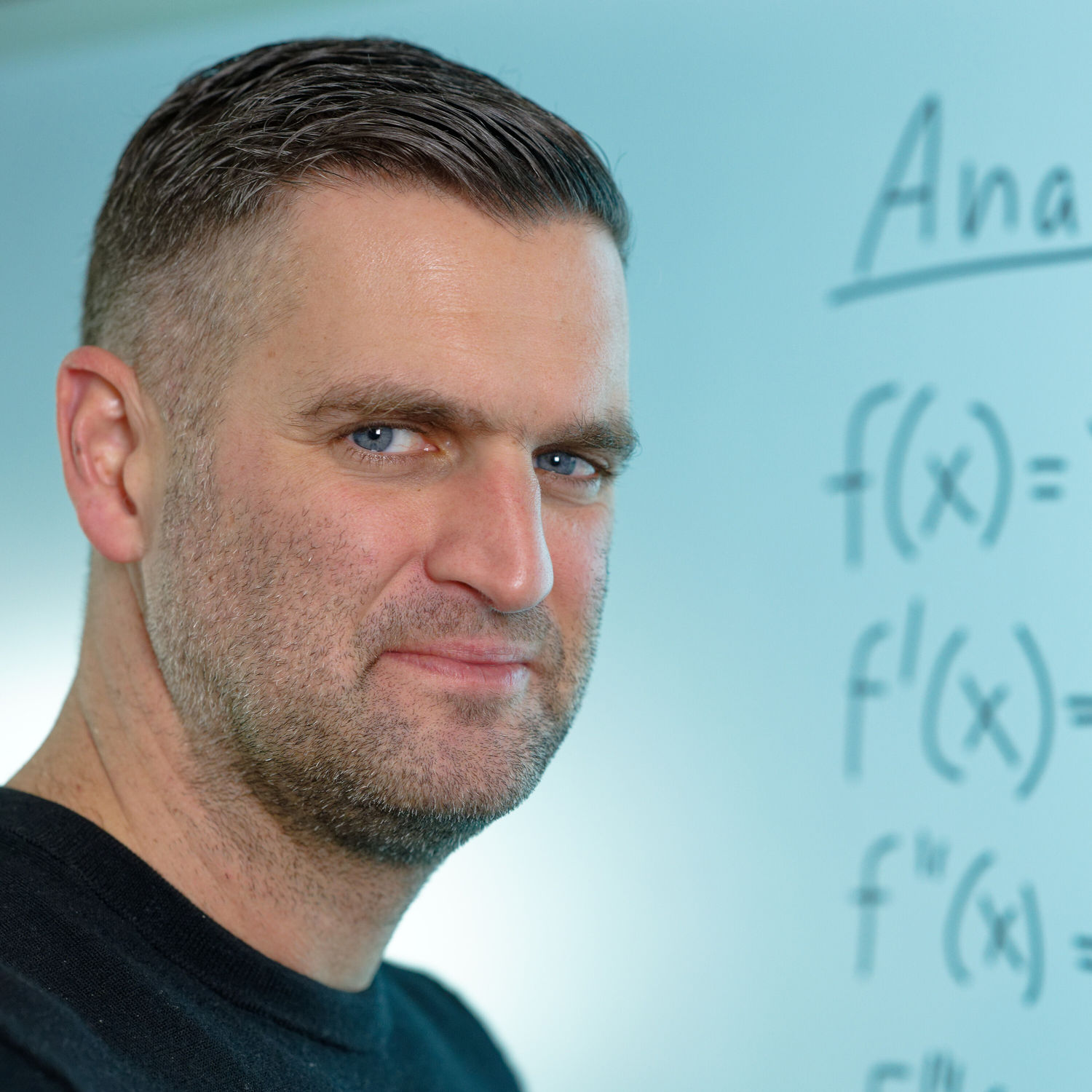 Der Mathe-Flüsterer mit einem Millionen-Publikum: Daniel Jung - Biz ...